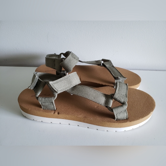 Universal Thread | Shoes | Womens Green Holden Sandals Size 1 | Poshmark